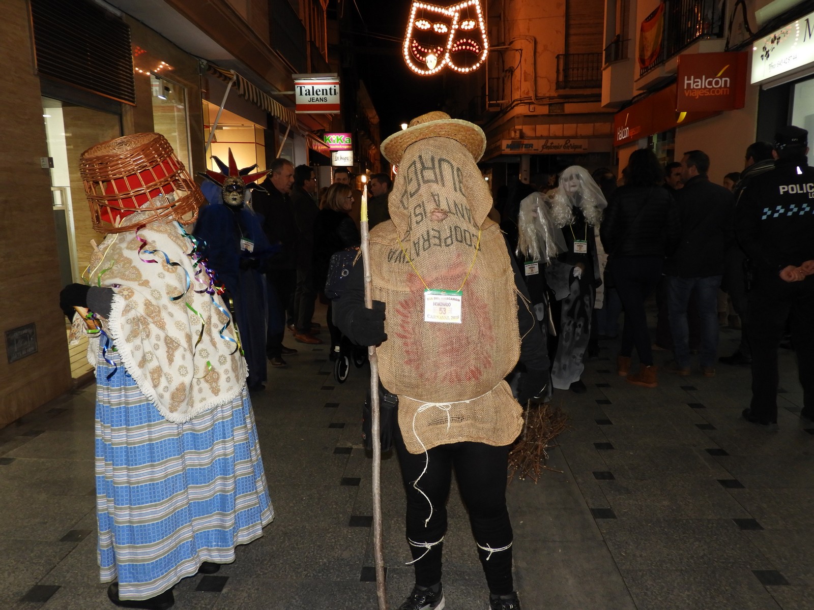 Decenas de mascarones disfrutan del martes de Carnaval en Manzanares ...